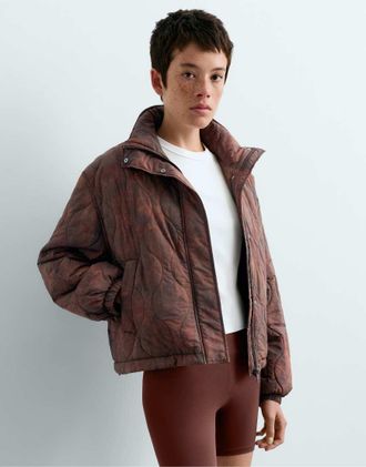 Oysho kurz gesteppte Jacke mit Print in Braun