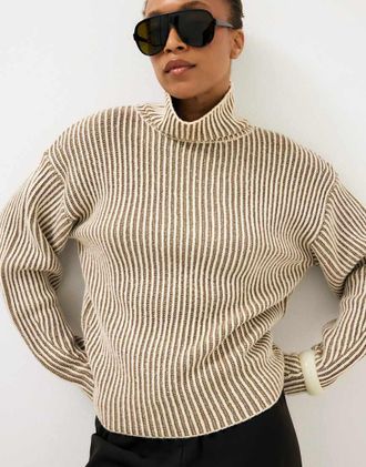 NA-KD grob gerippter Strickpullover mit Kontrastdetails in Cremewei&szlig;-Multi