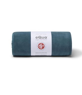 Manduka eQua Yogamatten-Handtuch, schnell trocknende Mikrofaser, leicht, einfach f&uuml;r Reisen, Verwendung in Hot Yoga, Vinyasa und Power, 182 cm, Salbeigr&uuml;n