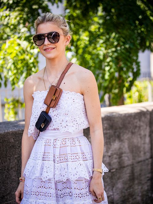 Sommerkleider in unschuldigem Weiß sind gerade mega angesagt! Uns hat der Stylecrush auch erwischt. Wir zeigen euch, wie Fashionistas die Kleider stylen!