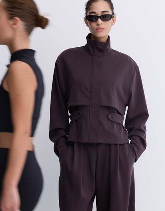 Oysho kurze Piqu&eacute;-Jacke mit G&uuml;rtel in purpurbraun-Lila