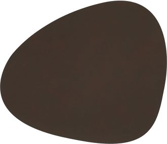 Lind DNA Tischset Curve L Recyceltes Leder Nupo Dunkelbraun, Maße: 37cm x 44cm, 981078