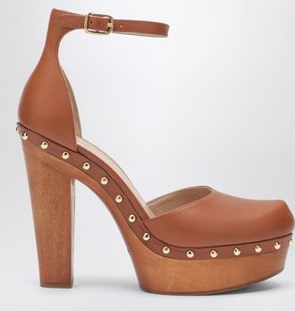 Chlo&eacute; Brown platform pumps with studs