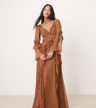 Asos Petite ASOS DESIGN Petite - Robe longue à volants avec col en V et manches longues - Marron