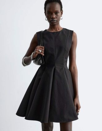 & Other Stories Robe courte structur&eacute;e avec jupe &eacute;vas&eacute;e - Noir