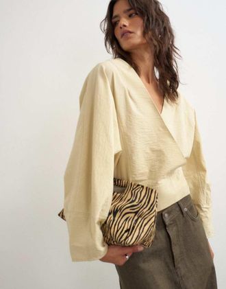 Topshop top cache-coeur oversize &agrave; col ch&acirc;le couleur pierre-Neutre