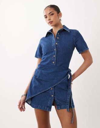 Asos Robe chemise en jean avec d&eacute;tails - Bleu moyen