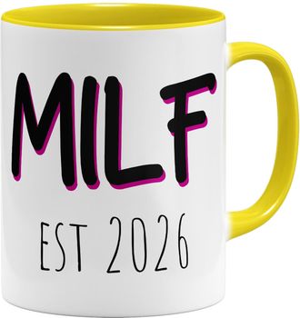 OM3 witzige MILF EST 2026 Kaffee-Tasse mit Spruch - Lustige Mama Keramiktasse f&uuml;r werdende M&uuml;tter - Freundin Ehefrau - Keramik Becher - 325ml - Beidseitig