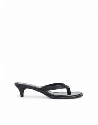 NA-KD Zehenstegsandalen aus Leder in Schwarz mit Absatz