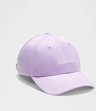 lululemon Casquette classique unisexe Wordmark - Blanc/Violet/Pastel - Taille L/XL