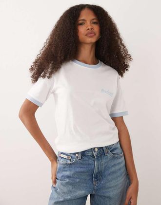 Barbour Madeline - Kurz&auml;rmliges T-Shirt in Wei&szlig; mit Kontrastlogo in Blau-Mehrfarbig