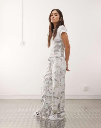 Weekday Pantalon ample densemble &agrave; imprim&eacute; camouflage-Neutre