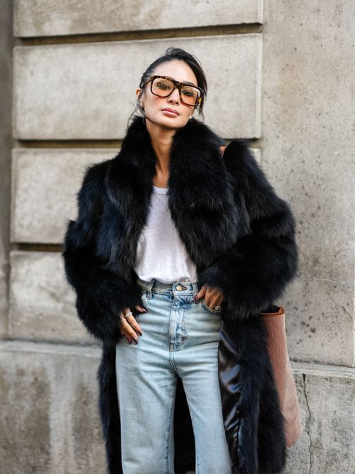 Heart Evangelista trägt einen schwarzen Fellmantel mit weißem T-Shirt, Jeans und getönte Sonnenbrille in Paris.
