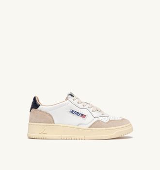 Autry SNEAKERS MEDALIST LOW AUS WEI&szlig;EM UND BLAUEM LEDER UND BEIGEM WILDLEDER