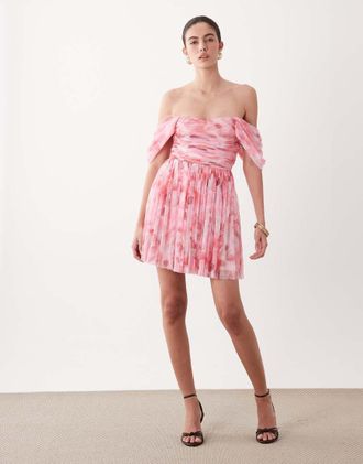 Lace & Beads Robe courte en tulle &agrave; imprim&eacute; roses avec manches drap&eacute;es et encolure Bardot - Rose-Multicolore