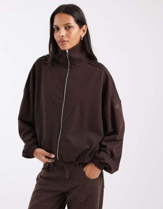 adidas Originals Jacke mit weichem Griff, Rei&szlig;verschluss und Stehkragen in Braun