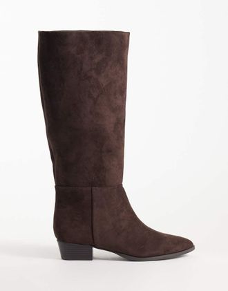 New Look Stiefel mit spitzer Zehenpartie bis zum Knie in Braun in Wildlederoptik