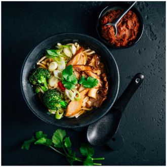 Wallario Sticker/Aufkleber f&uuml;r K&uuml;hlschrank/Geschirrsp&uuml;ler/K&uuml;chenschr&auml;nke, Selbstklebende Folie - 60 x 60 cm, Motiv: Asiatischer Abend - frische Ramensuppe