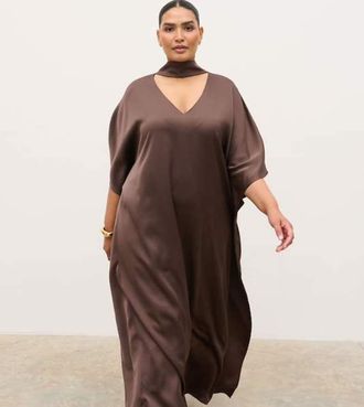 Pretty Lavish Curve robe longue satin&eacute;e avec d&eacute;tail ras-du-cou en chocolat-Marron