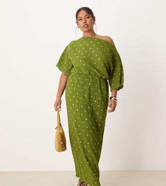 Never Fully Dressed Plus Tilly - Plissiertes Midaxikleid in Gr&uuml;n mit schulterfreiem Design