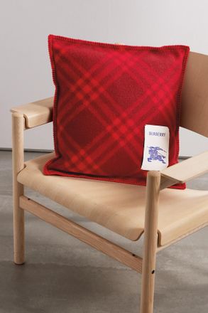 Burberry Coussin En Laine À Carreaux Et À Appliqué - Rouge
