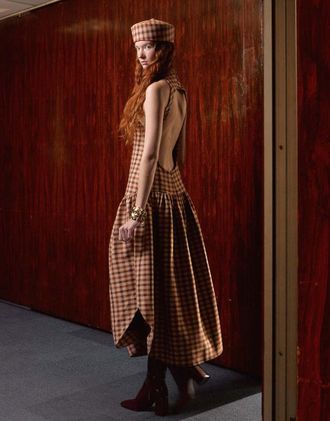 Topshop Tolu Coker x Topshop - Kariertes Midikleid in Braun mit R&uuml;ckenausschnitt-Brown