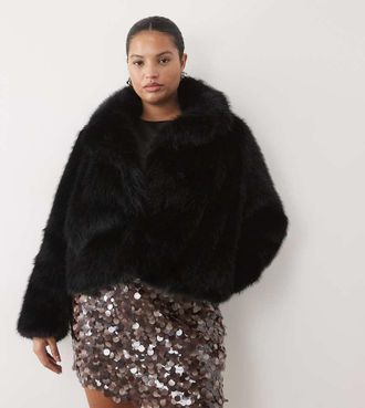 Forever New manteau court en faux-fur &agrave; col tailleur noir