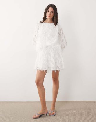 Tfnc Robe babydoll courte &agrave; plumes synth&eacute;tiques et manches cloche - Blanc-Bleu