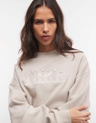 Nike Studio Fleece mittelschweres Sweatshirt mit Grafikprint in Cremewei&szlig;