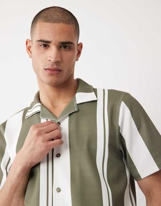River Island Kurz&auml;rmliges Hemd in in Gr&uuml;n gestreift mit Reverskragen