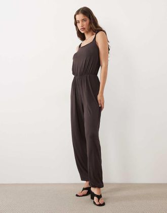 Miss Selfridge combinaison pantalon &agrave; &eacute;paules nou&eacute;es et jambes ballon en chocolat-Marron