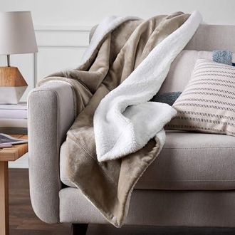Amazon Basics Plaid non chauffant en microvison et en sherpa Couverture jet&eacute;e de canap&eacute;, 220 x 240 cm, taupe
