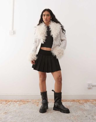 Monki Veste en fausse fourrure et laine &agrave; pois-rose