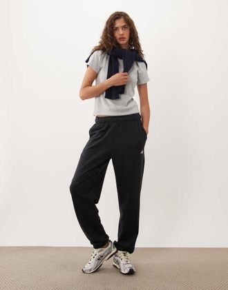 New Balance Sport Essential French-Terry-Jogger in Schwarz