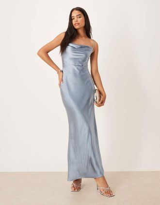 Pretty Lavish Bridesmaid - Keisha - Brautjungfern-Maxikleid aus Satin in Hellblau mit Wasserfallausschnitt