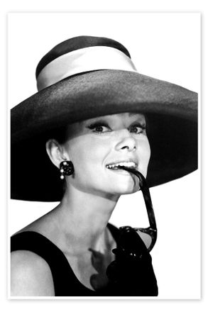 Posterlounge Audrey Hepburn im Sommeroutfit Poster von Celebrity Collection 40 x 60 cm Schwarz-Wei&szlig; Wandbilder Wanddeko