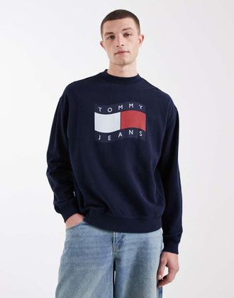 Tommy Jeans Sweat ras de cou &agrave; imprim&eacute; drapeau ondul&eacute; style ann&eacute;es 90 - Bleu marine
