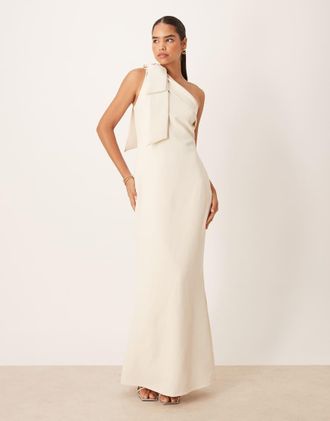 Pretty Lavish Bridesmaid - Brautjungfern-Maxikleid aus Kreppstoff in Creme mit One-Shoulder-Schleifentr&auml;ger-Wei&szlig;
