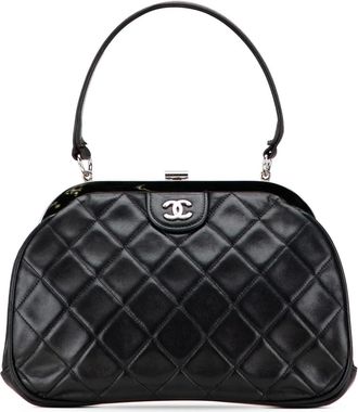 Chanel Crossbody Bags - CC Quilted Lambskin Kiss Lock Frame Top Handle Bag - Gr. unisize - in Schwarz - für Damen