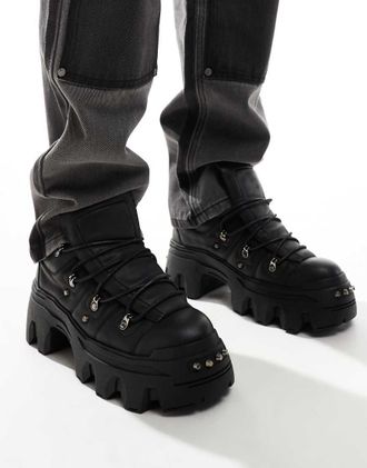 Asos Schn&uuml;rstiefel in Schwarz mit dicker Sohle und Metallbeschl&auml;gen