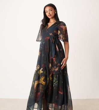 Hope & Ivy Maternity Maxikleid mit dunkelgrünem Blumenmuster und Wickeldesign vorne, Umstandsmode