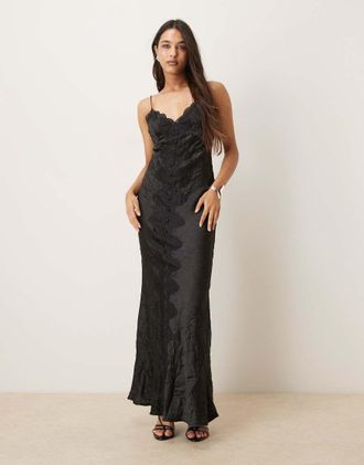 Asos Maxikleid in Schwarz mit Tr&auml;gern, Spitzendetail und Knopfleiste vorn