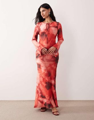 Daska Maxikleid aus Satin in Rot mit verschwommenem Print und Bindedetail-Bunt