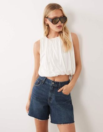 Abercrombie & Fitch Curve Love - Locker geschnittene Jeansshorts in dunkelblauer Waschung mit ausgefranstem Saum