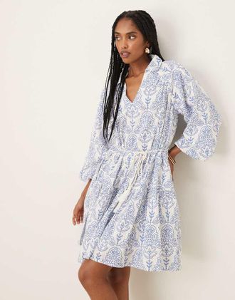 Vero Moda Robe courte style boh&egrave;me &agrave; imprim&eacute; mosa&iuml;que avec manches bouffantes et liens &agrave; la taille - Bleu et blanc
