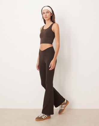 adidas adidas Performance - Three Stripes Studios - Ausgestellte Leggings in Braun mit &uuml;berkreuztem Bund-Brown