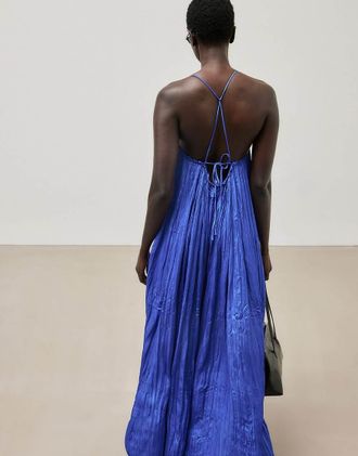 NA-KD robe &agrave; bretelles &agrave; volume fronc&eacute; bleu cobalt