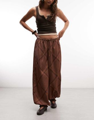Reclaimed Vintage pantalon ballon en satin et dentelle &agrave; carreaux marron chocolat-Noir