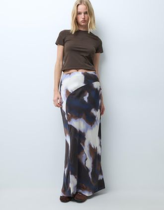 Vero Moda jupe longue en satin &agrave; taille asym&eacute;trique imprim&eacute; aquarelle marron