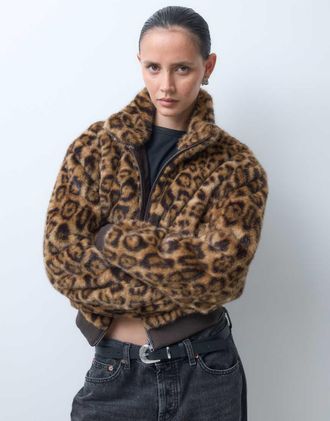 Collusion Jacke aus Faux-Fur mit Stehkragen und durchgehendem Rei&szlig;verschluss in Leo-Optik-Braun